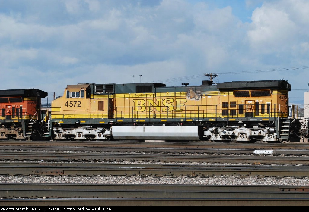BNSF 4572